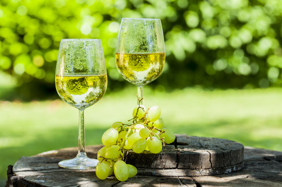 Weißwein mit Trauben